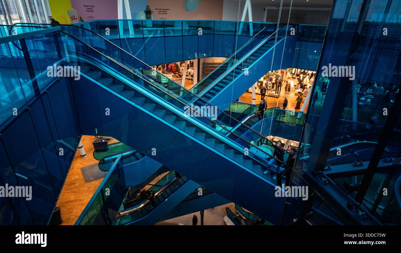 Escalators multi level architecture hi-res stock photography and images ...