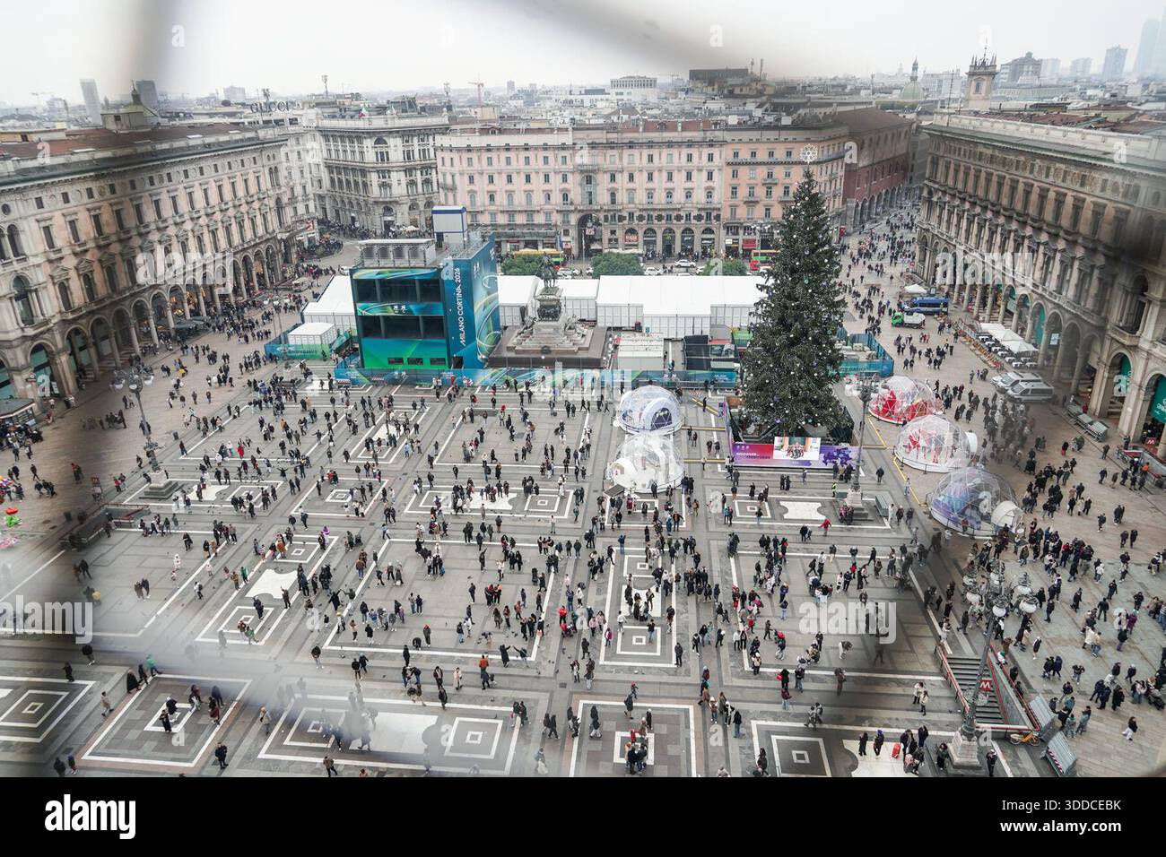 MILAN - Piazza del Duomo crowded with tourists photographed from the ...