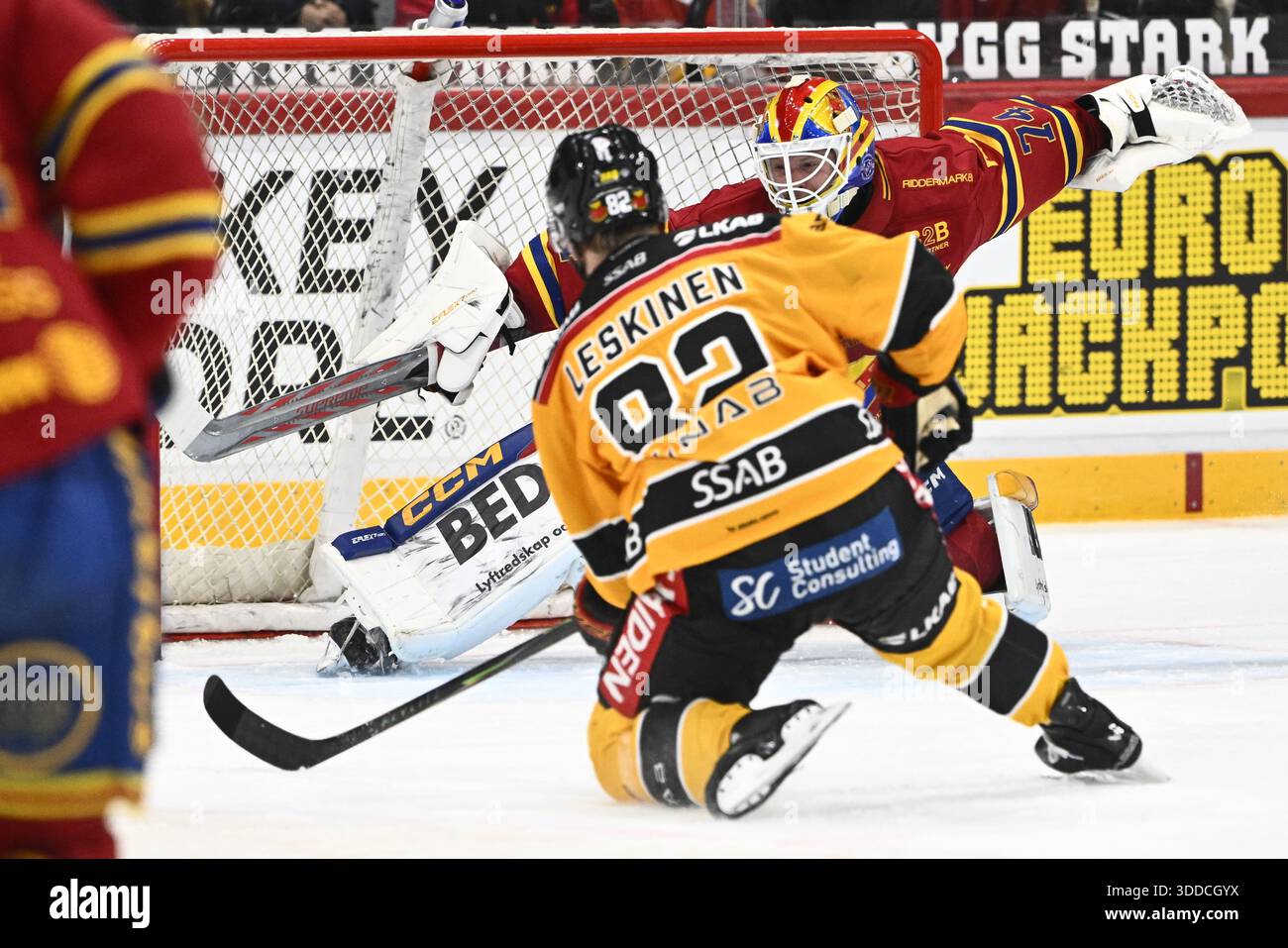STOCKHOLM , SWEDEN 20251230Luleå's Otto Leskinen equalizes to 1-1 ...