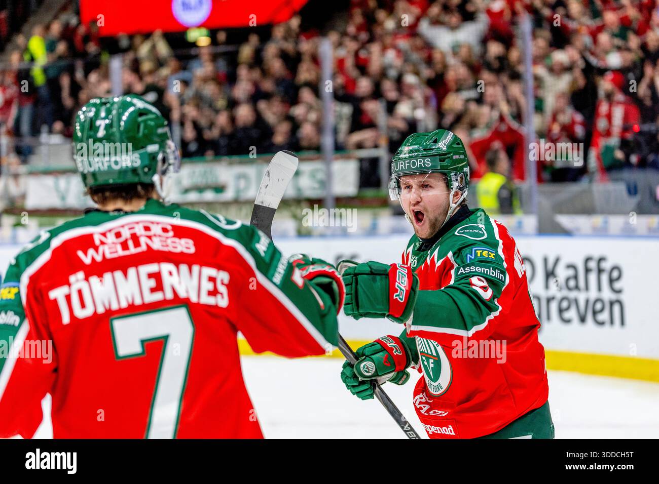 GOTHENBURG, SWEDEN 20251230Frölunda's Linus Weissbach celebrates after ...