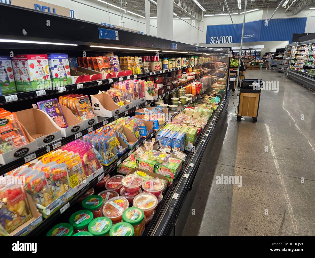 Walmart store interior cart hi-res stock photography and images - Alamy