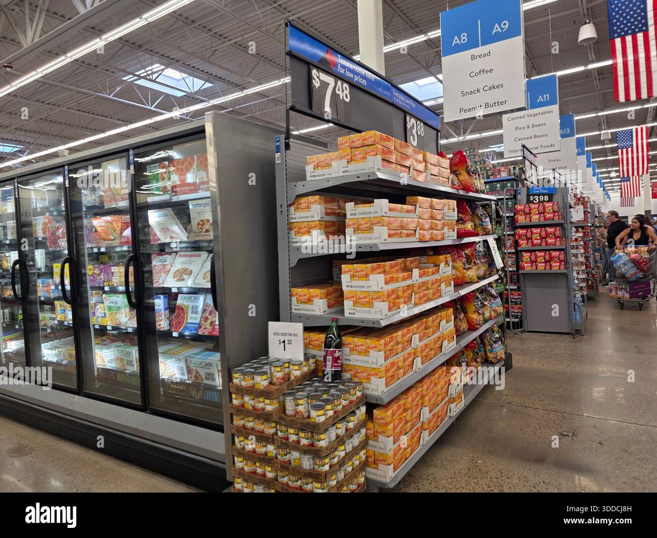 Walmart store interior cart hi-res stock photography and images - Alamy