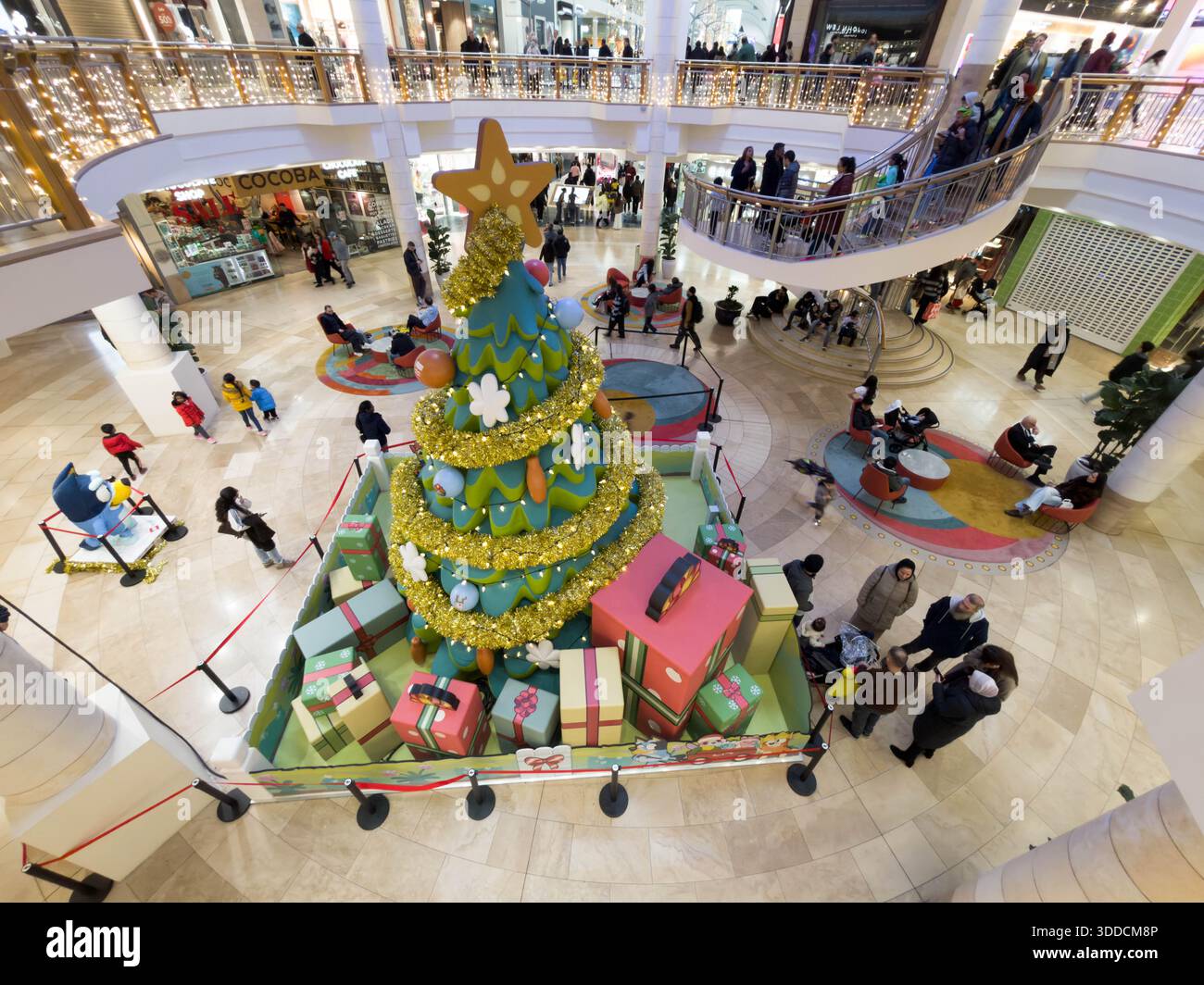 London uk january 2026 shoppers hi-res stock photography and images - Alamy