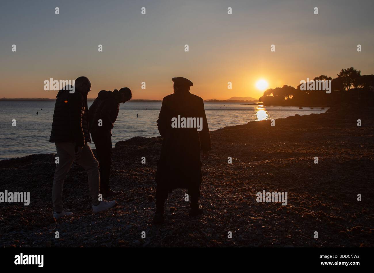 30 December 2025, Spain, Alcudia: People stroll along Alcanada beach in ...
