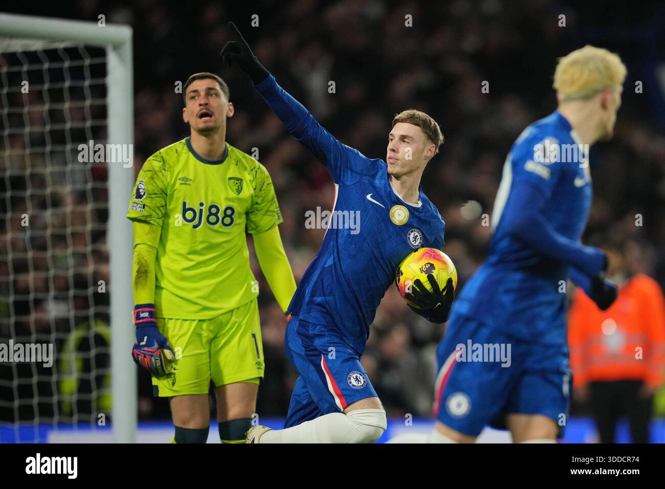 Chelsea's Cole Palmer, center, celebrates scoring his side's first goal ...