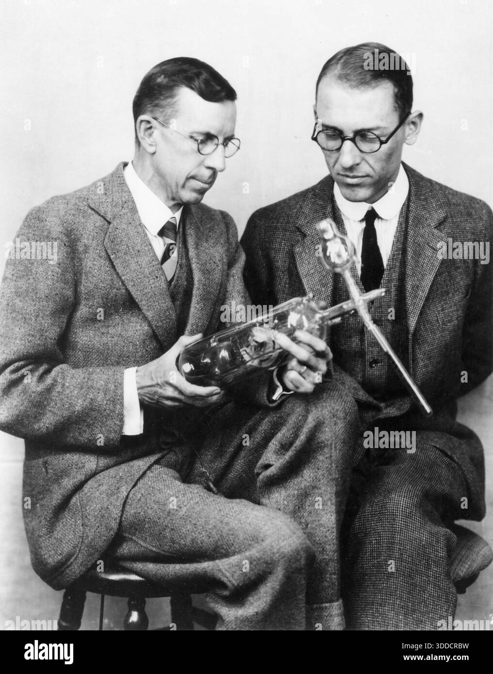 Davisson germer Black and White Stock Photos & Images - Alamy