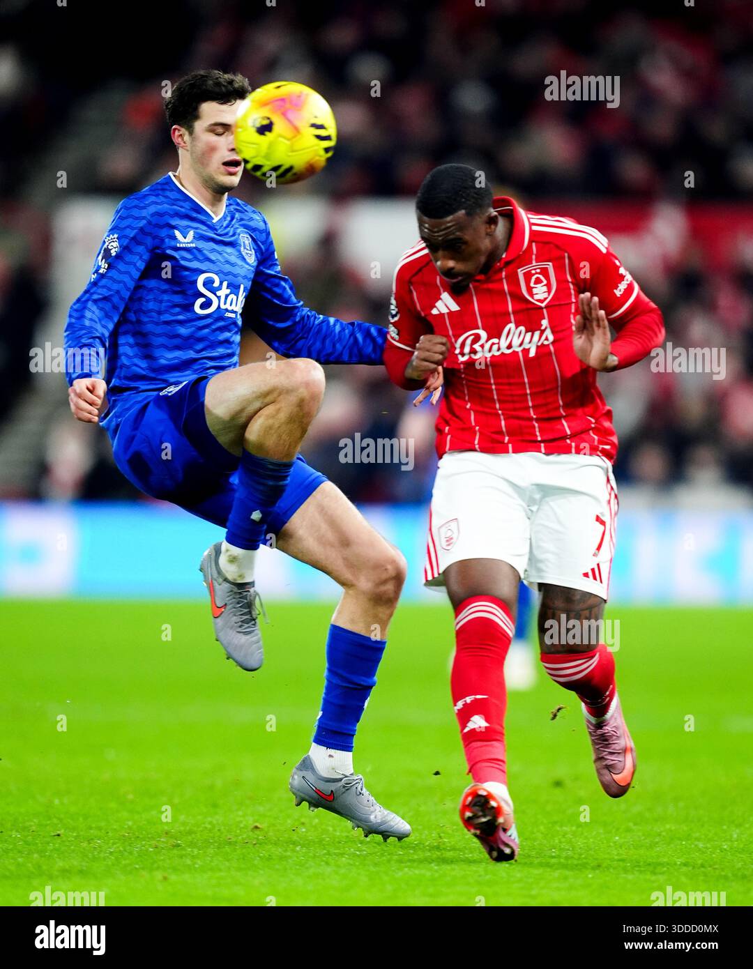 Nottingham Forest's Callum Hudson-Odoi (right) and Everton's Merlin ...