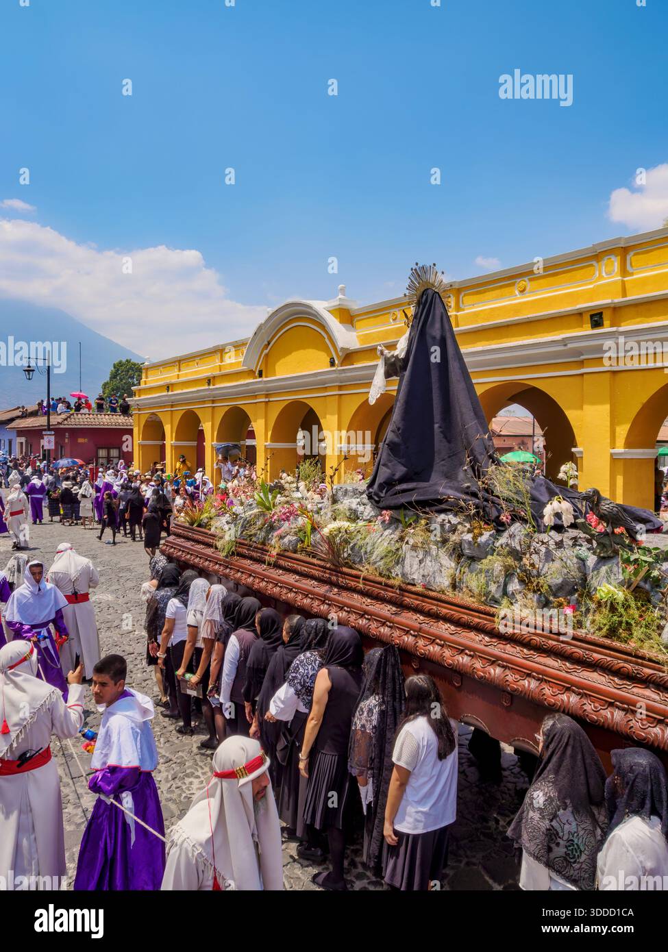 Virgin Mary float at the Jesus Nazareno de La Merced Procession passing ...
