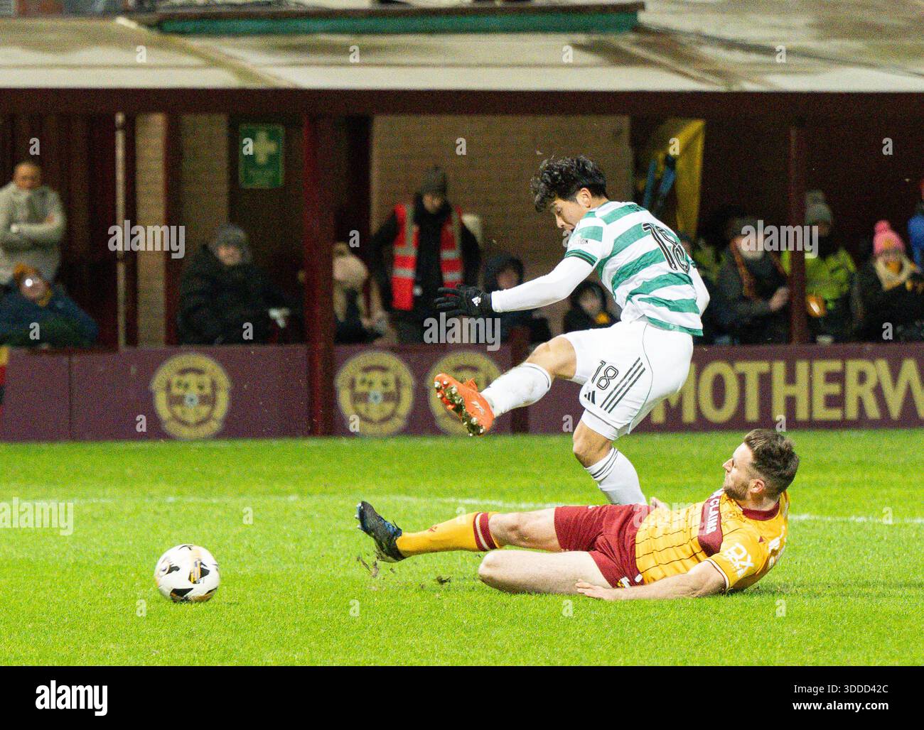 MOTHERWLL, SCOTLAND - DECEMBER 30: Celtic’s Shin Yamada has a shot ...