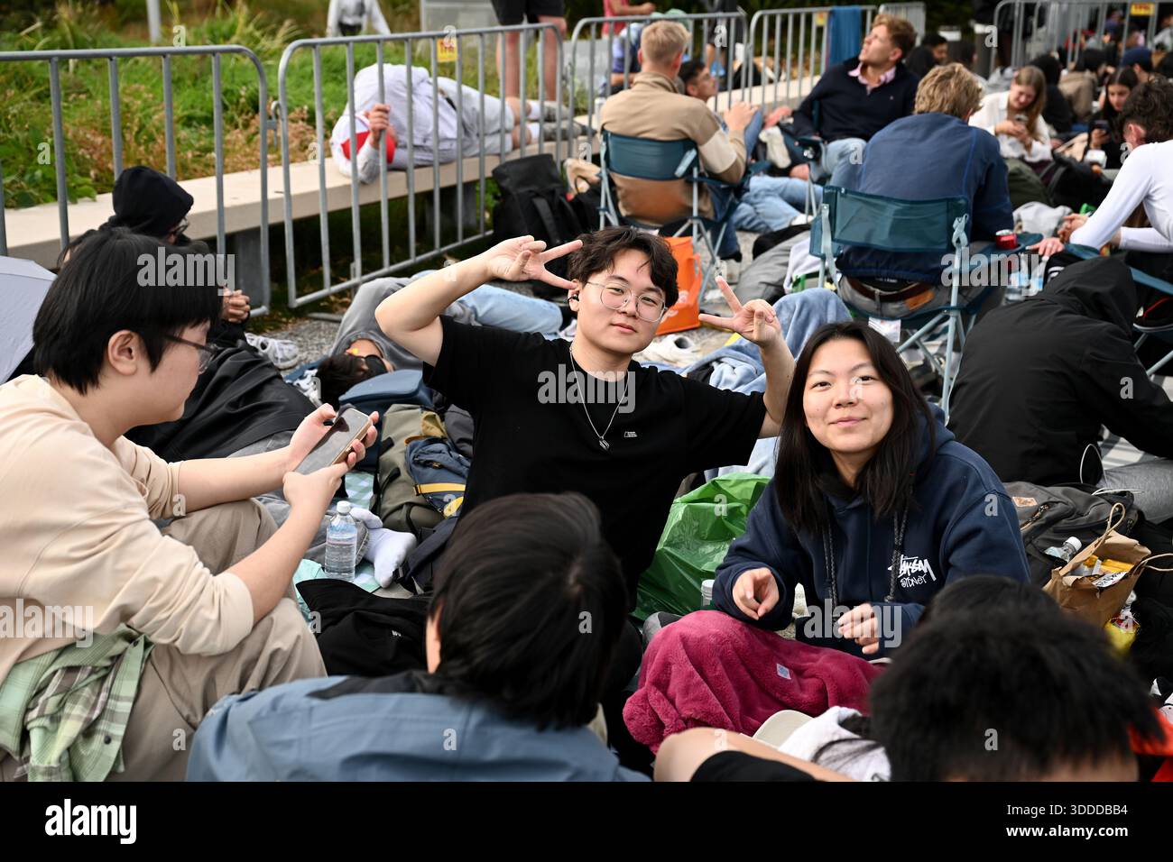 Spectators wait in long queues to gain access to vantage points during ...