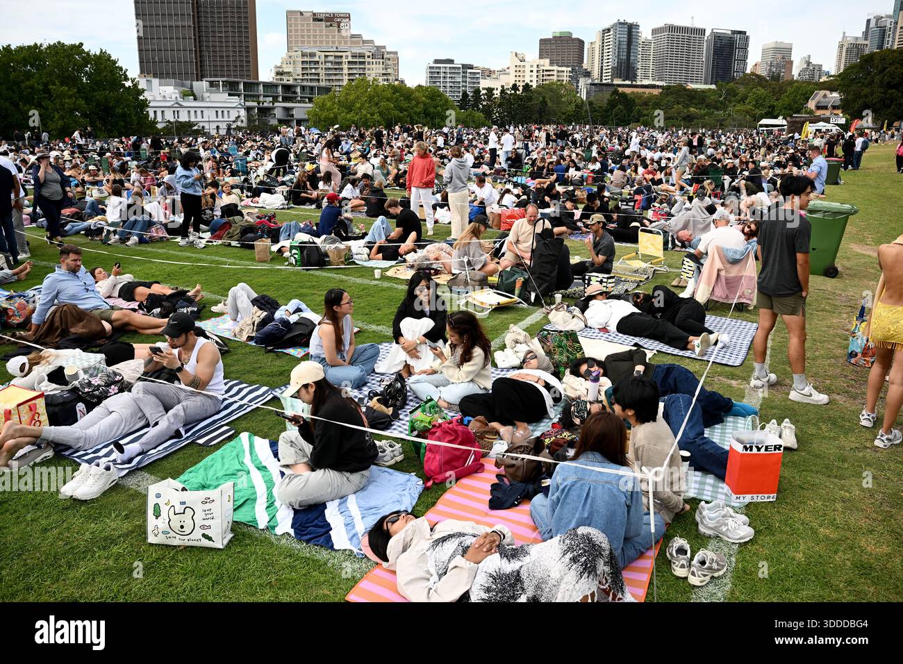 Spectators wait in long queues at the Domain to gain access to vantage ...