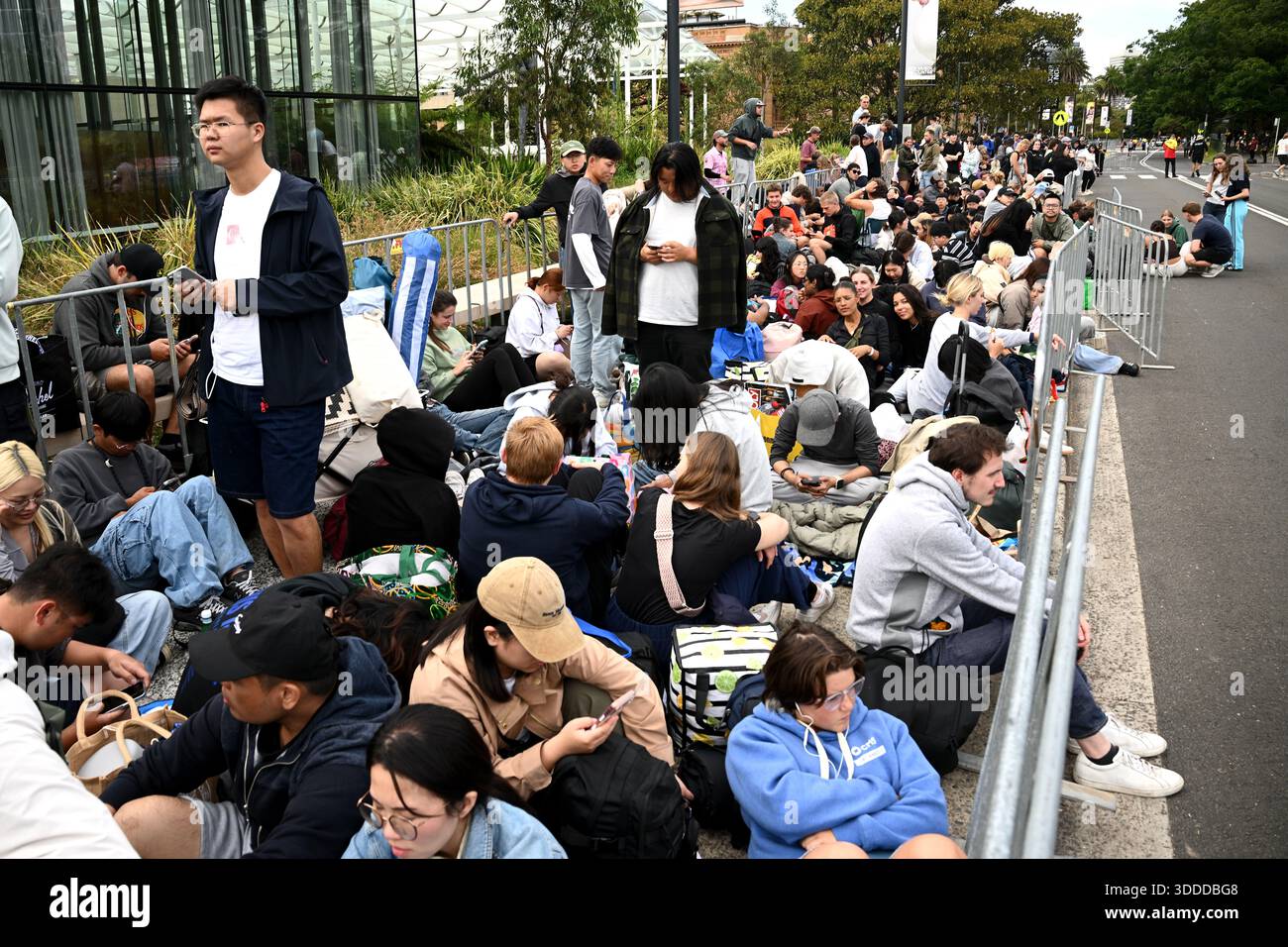 Spectators wait in long queues to gain access to vantage points during ...