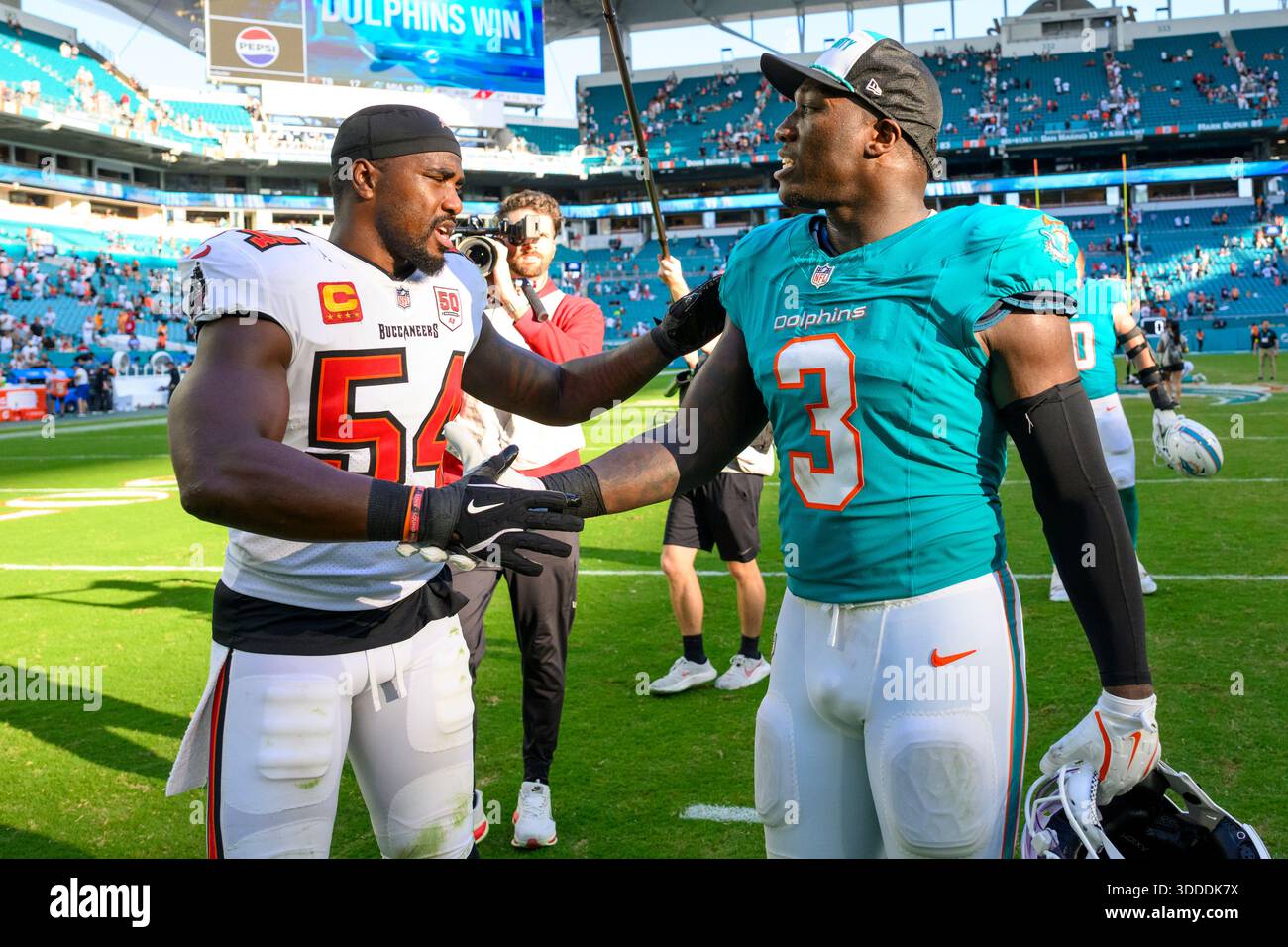 Tampa Buccaneers linebacker Lavonte David (54) and Miami Dolphins ...