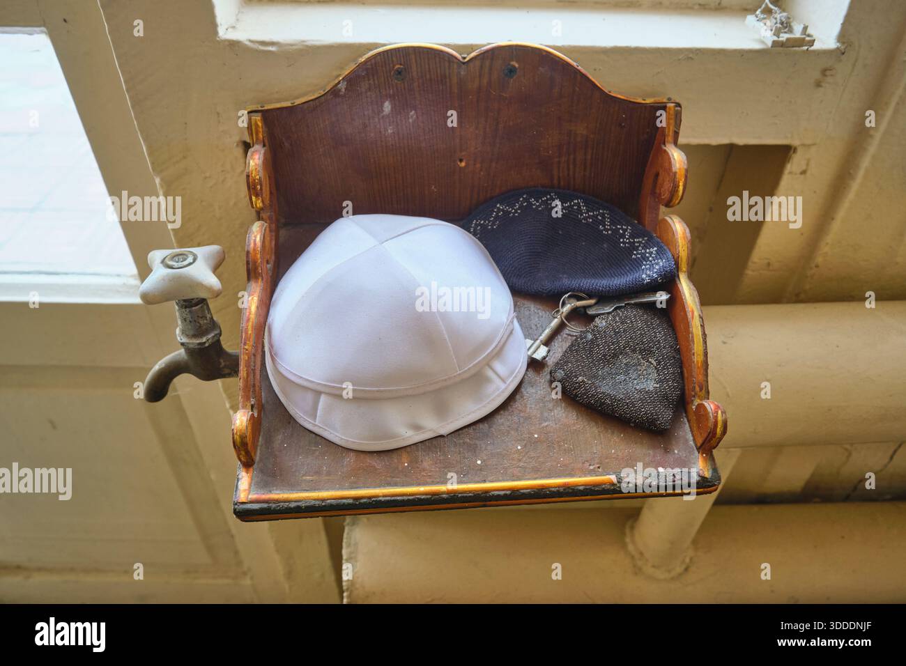 Kippahs temple hi-res stock photography and images - Alamy