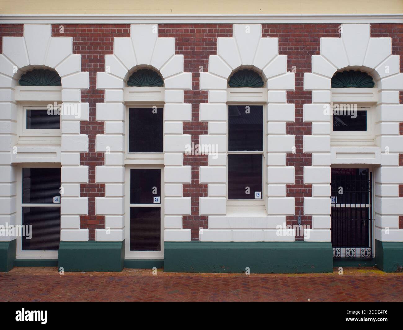 White building featuring arched hi-res stock photography and images - Alamy