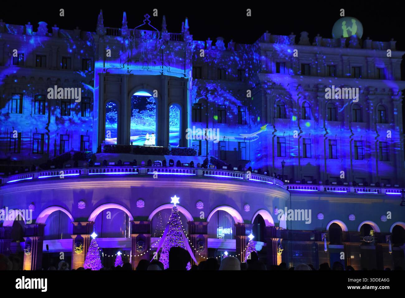 Visitors watch a spectacular light show at Harbin Architectural Art ...