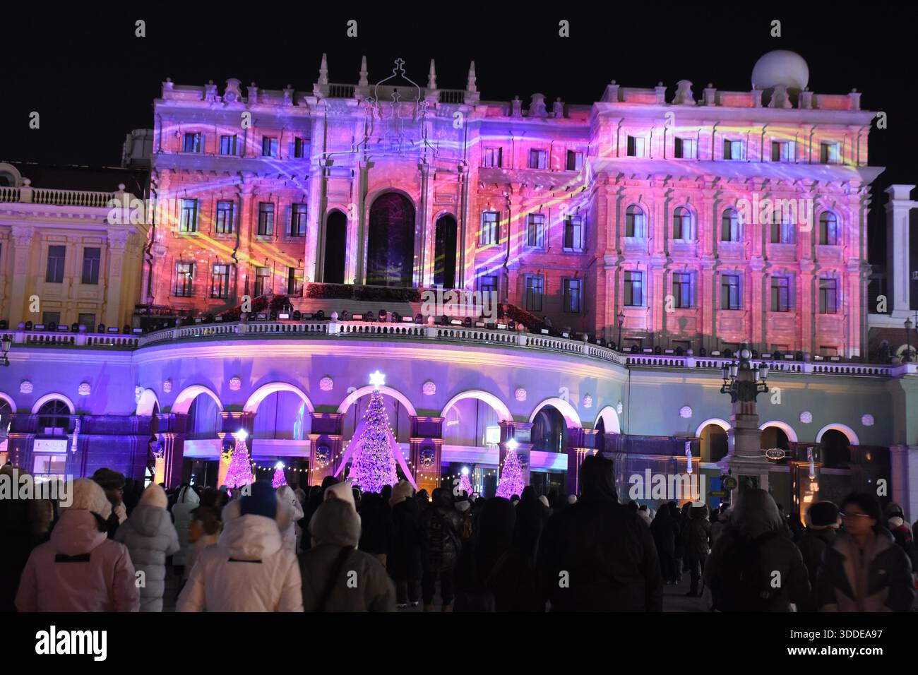 Visitors watch a spectacular light show at Harbin Architectural Art ...