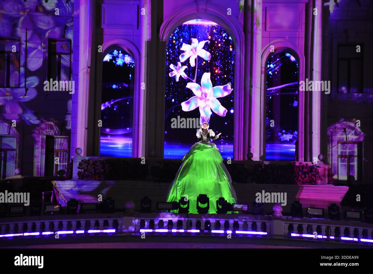 Visitors watch a spectacular light show at Harbin Architectural Art ...