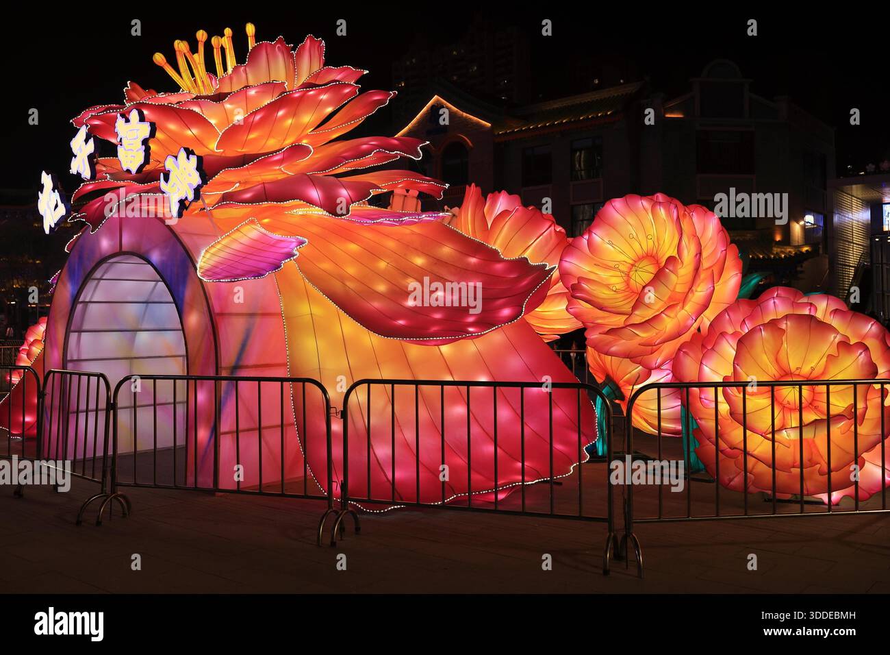 Visitors enjoy lantern displays at Lanzhou Old Street in Qilihe ...