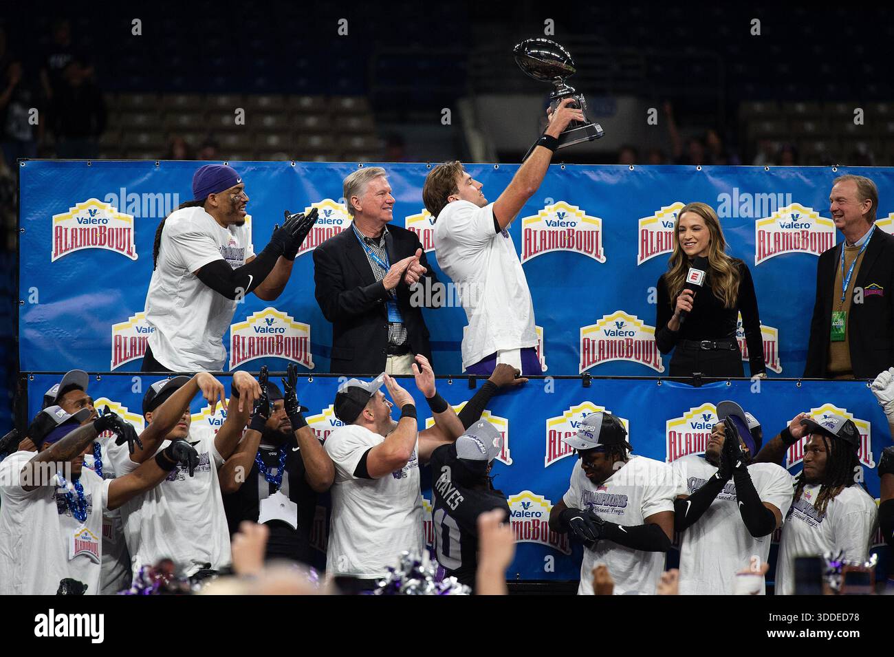 December 30, 2025: TCU Horned Frogs quarterback Ken Seals (9 ...