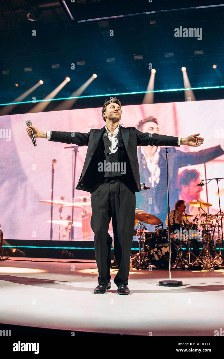 Clueso live bei seinem Konzert Weihnachten zu Hause 2025 in der ...