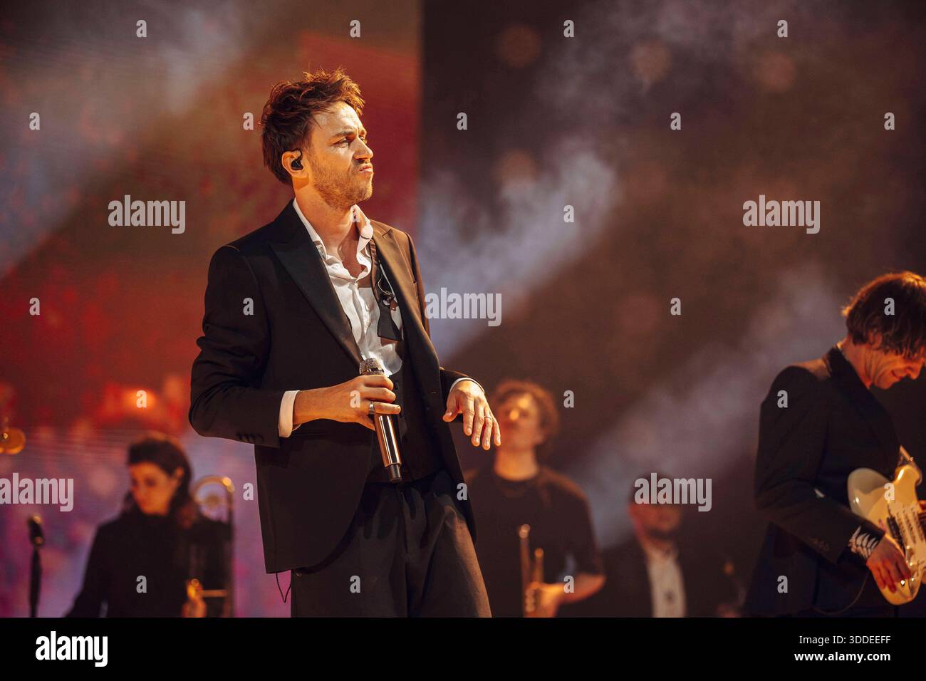 Clueso live bei seinem Konzert Weihnachten zu Hause 2025 in der ...