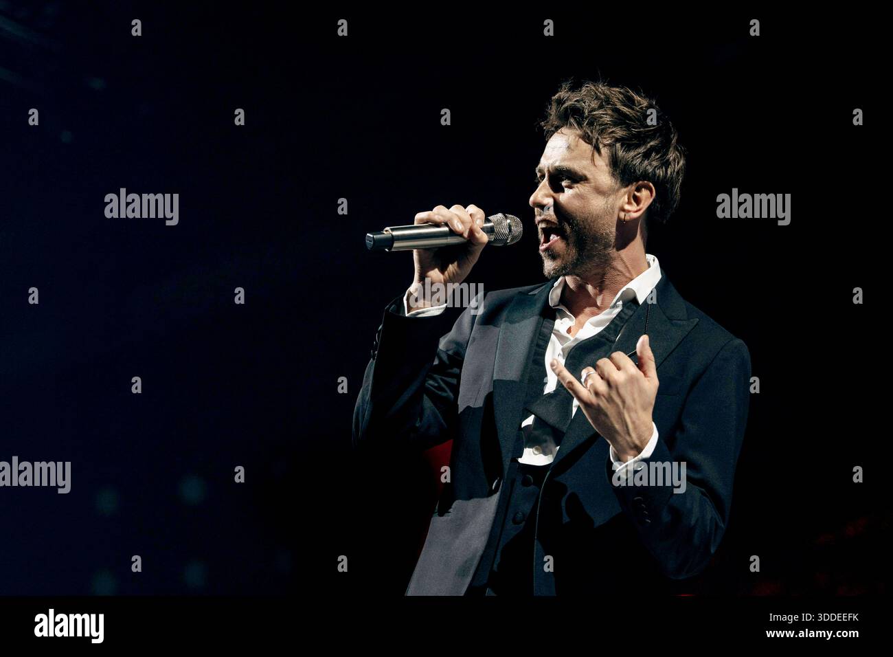 Clueso live bei seinem Konzert Weihnachten zu Hause 2025 in der ...