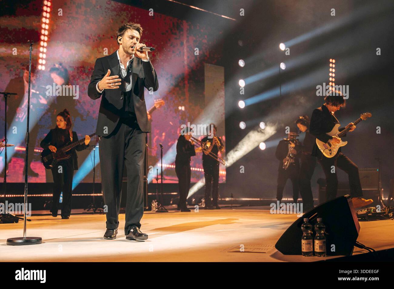 Clueso live bei seinem Konzert Weihnachten zu Hause 2025 in der ...