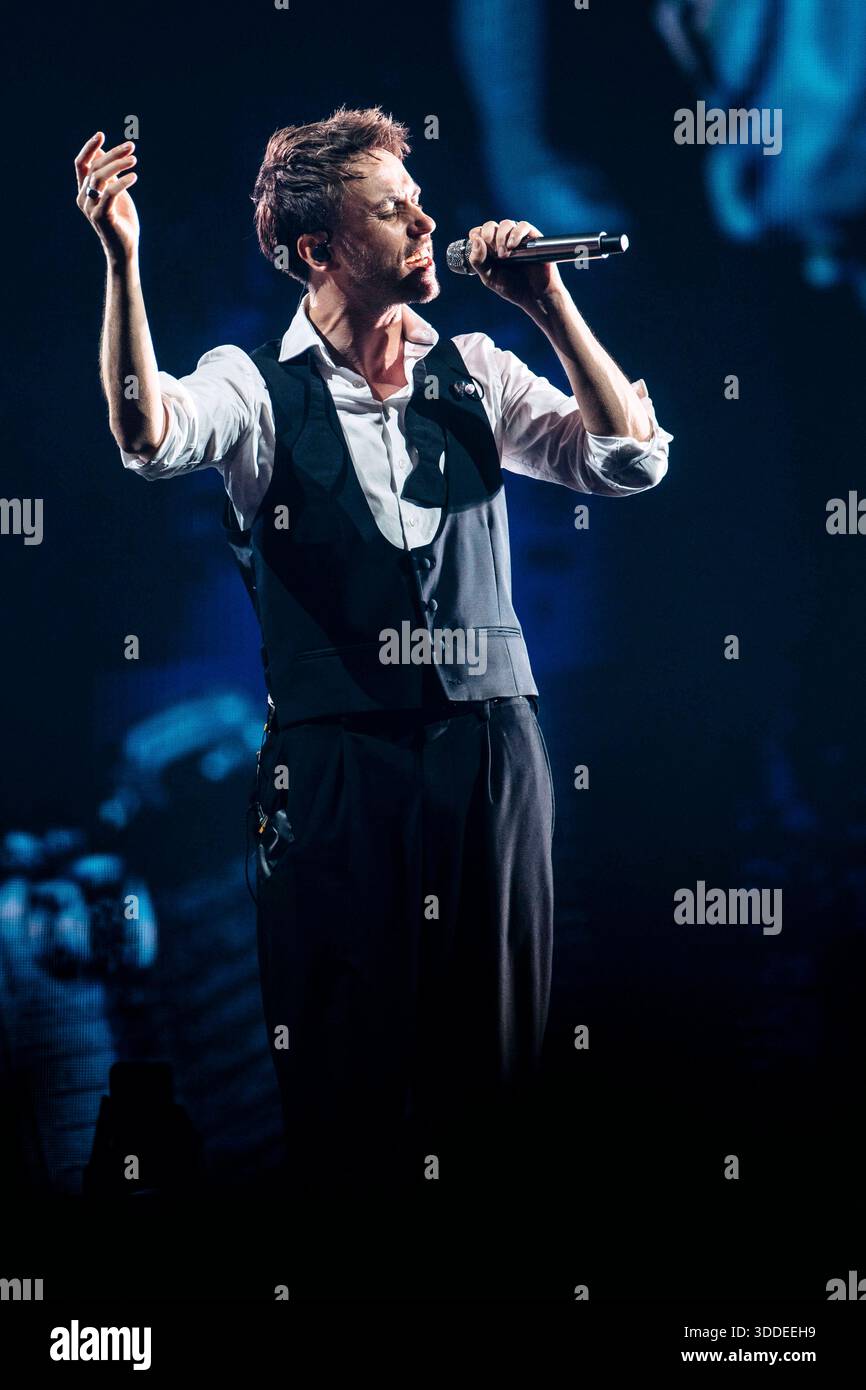 Clueso live bei seinem Konzert Weihnachten zu Hause 2025 in der ...