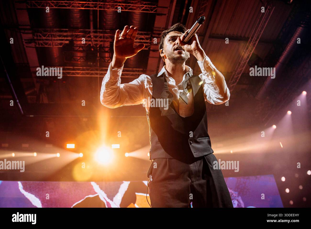 Clueso live bei seinem Konzert Weihnachten zu Hause 2025 in der ...