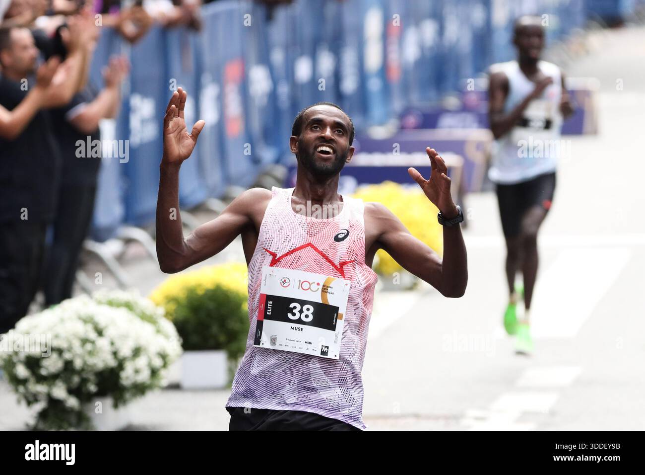 Ethiopian athlete Muse Gizachew overtakes Jonathan Kipkoech and wins ...