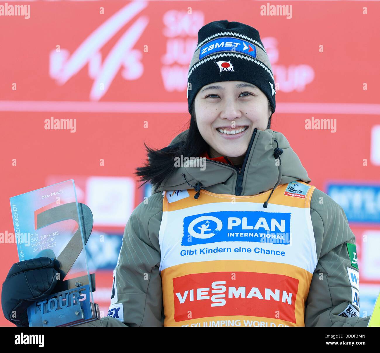 MARUYAMA Nozomi of Japan poses for photos after an award ceremony for ...