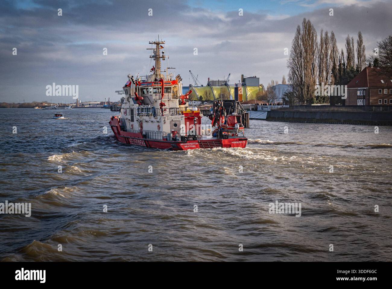 Hamburg, Elbe, Hamburger Hafen , Feuerwehr Schiff - 31.12.2025 Hamburg ...