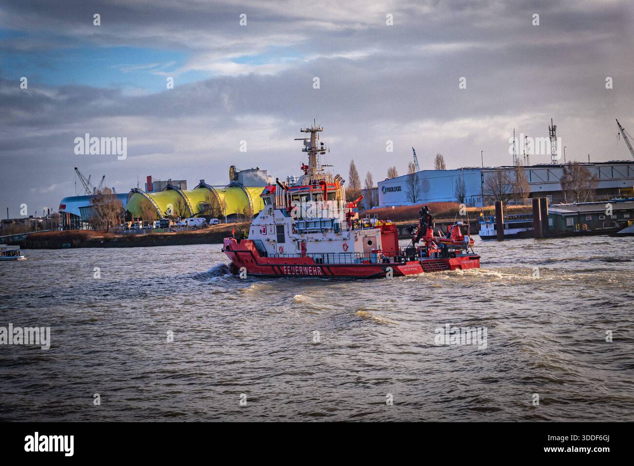 Hamburg, Elbe, Hamburger Hafen , Feuerwehr Schiff - 31.12.2025 Hamburg ...