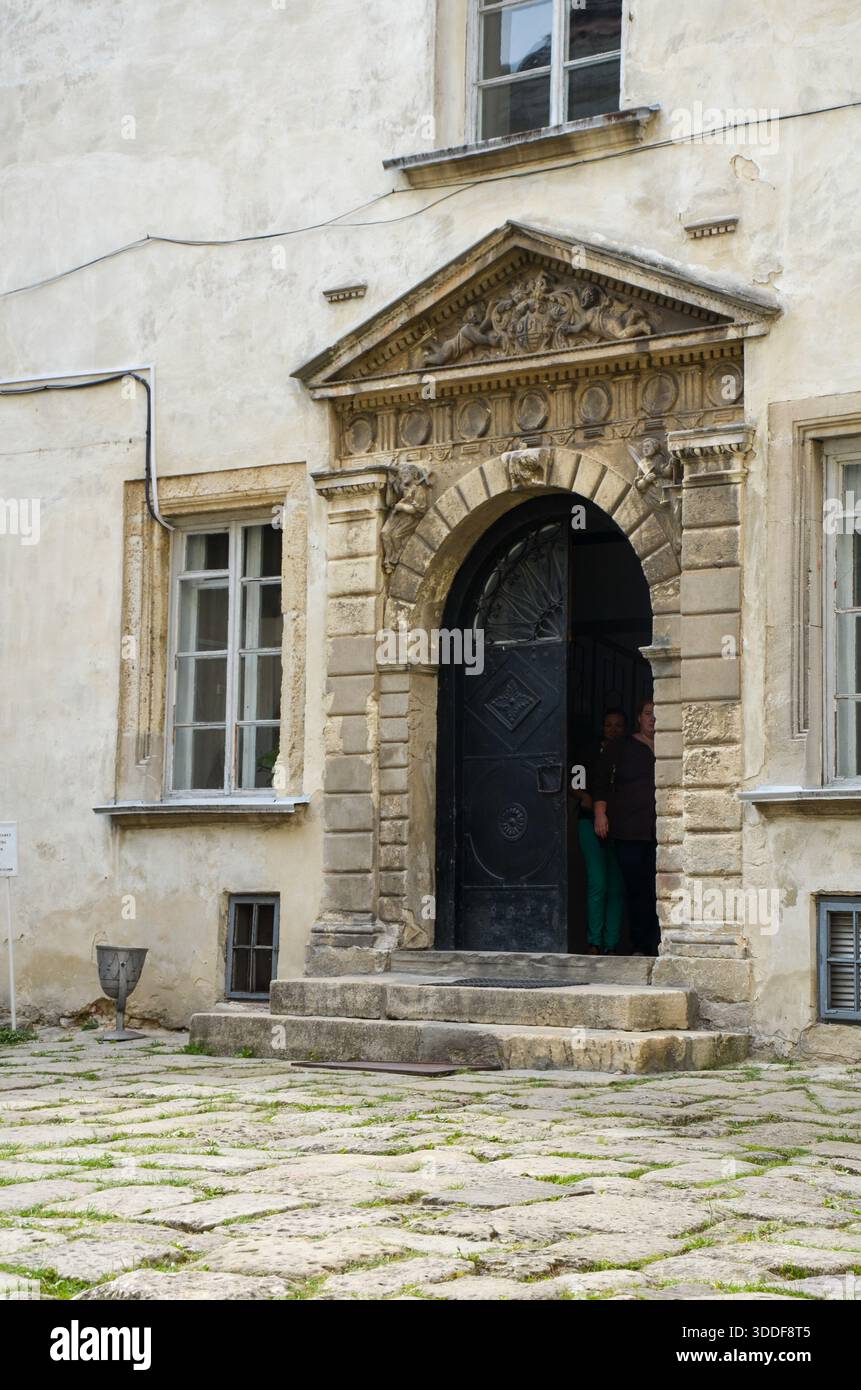 Arched stone pediment hi-res stock photography and images - Alamy