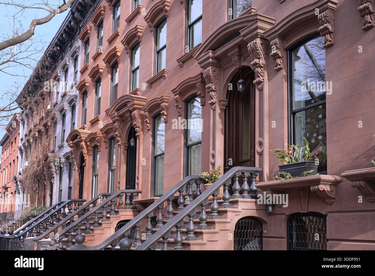 Elegant New York City brownstone townhouses Stock Photo - Alamy