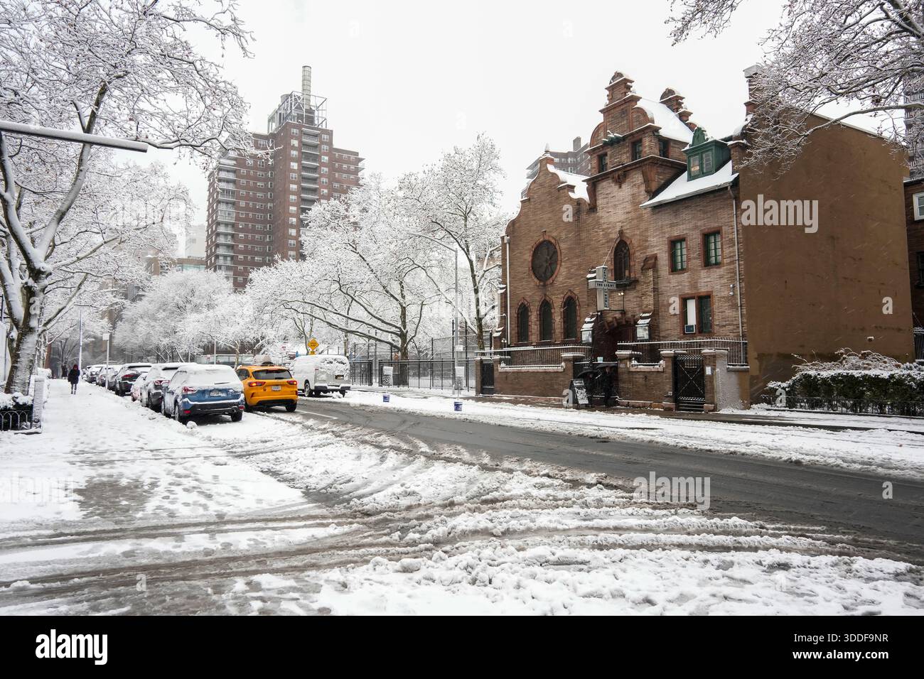 Winter wonderland of snow in Chelsea in New York after the first ...