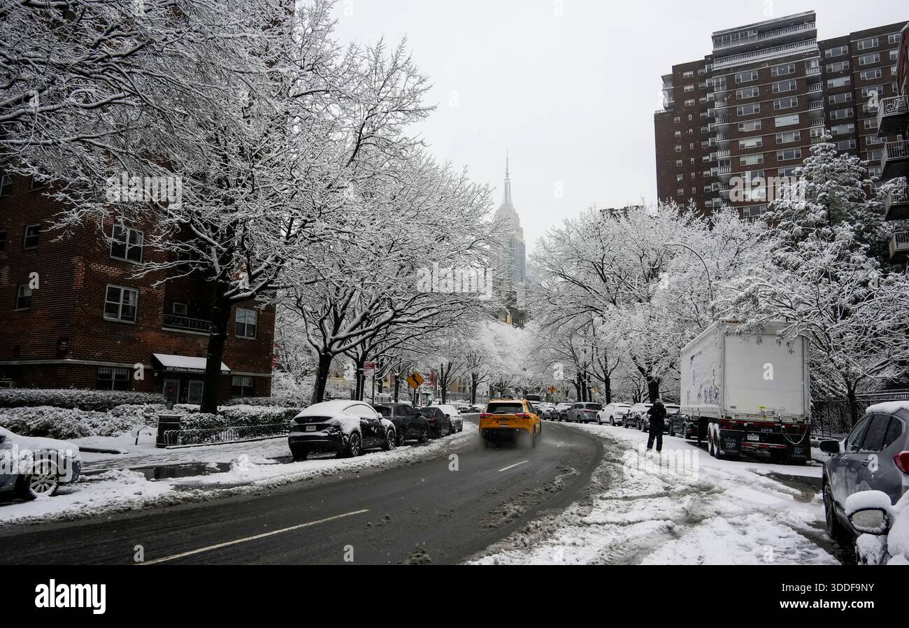 Winter wonderland of snow in Chelsea in New York after the first ...
