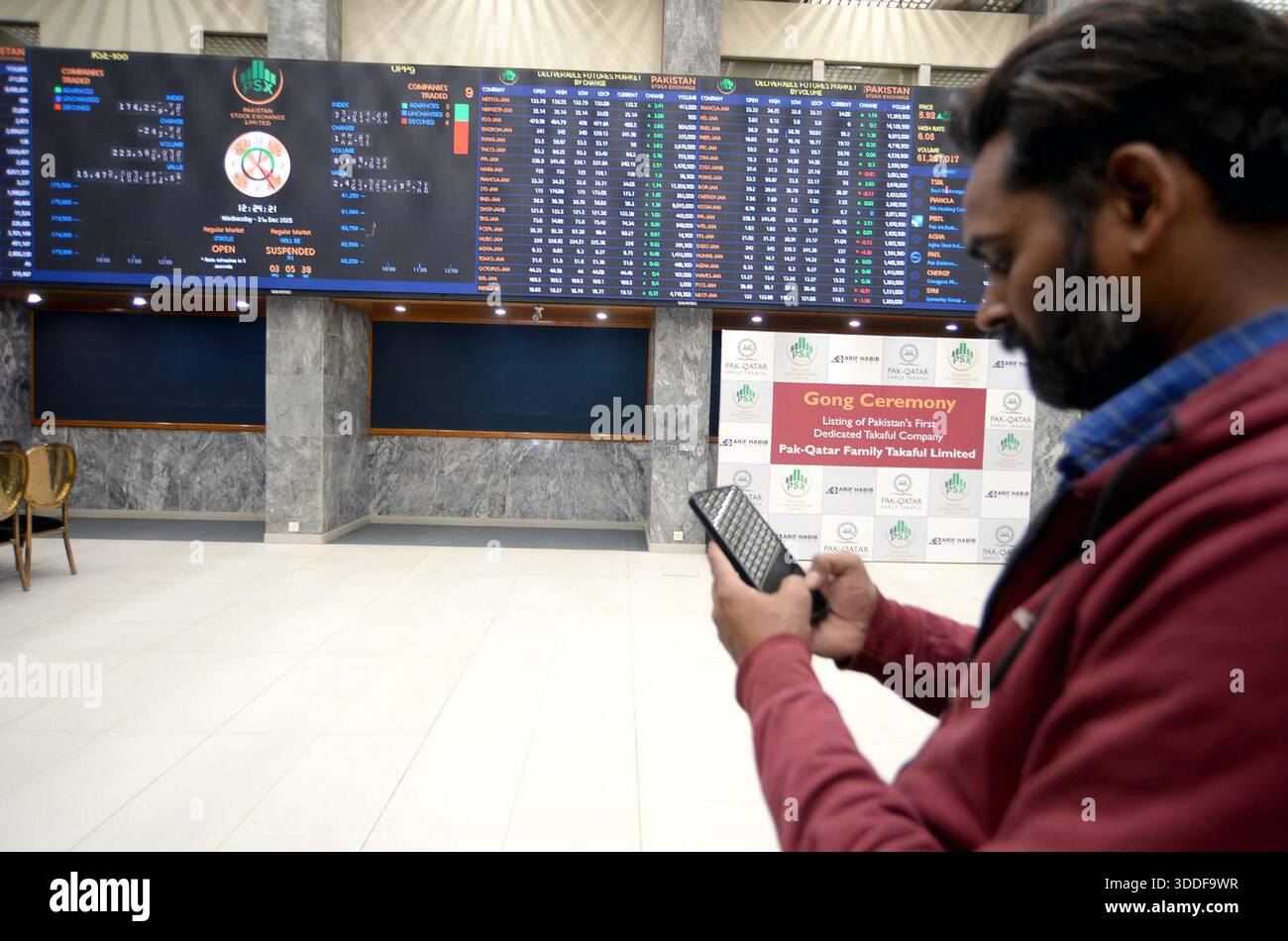 KARACHI, PAKISTAN, DEC 31: Brokers are busy in trading at Pakistan ...
