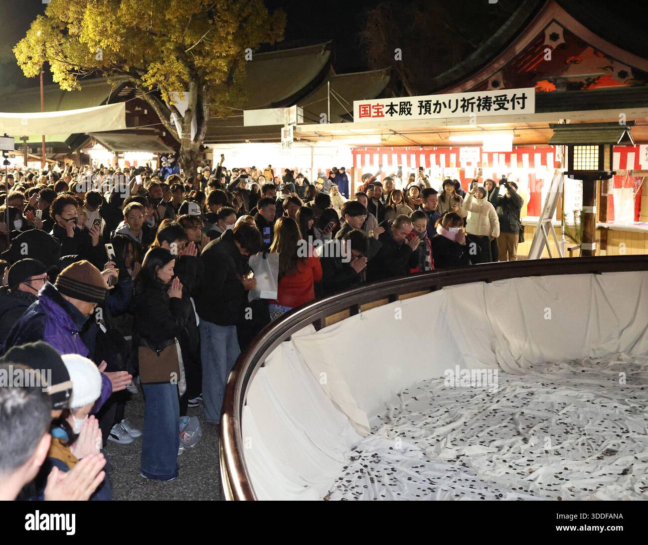 Many people visit the Sumiyoshi Taisha Shrine in Osaka, Japan, on ...