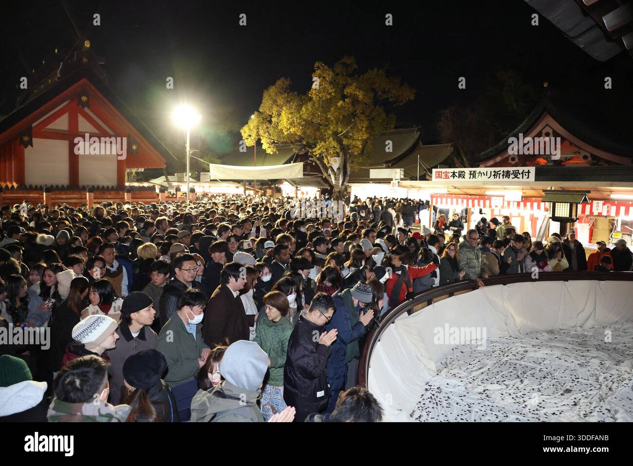 Many people visit the Sumiyoshi Taisha Shrine in Osaka, Japan, on ...