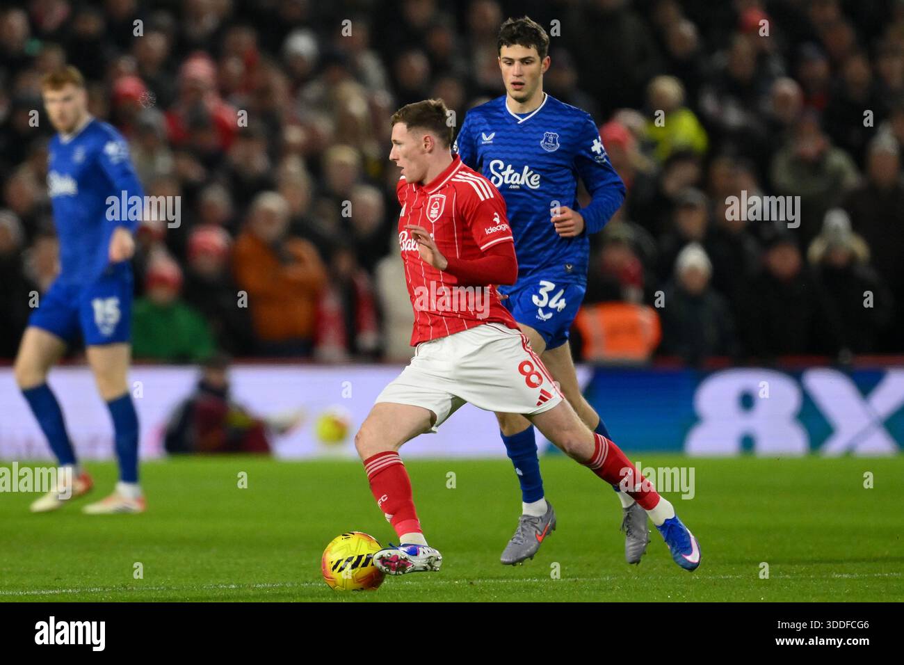 Elliot Anderson of Nottingham Forest looking for options during the ...