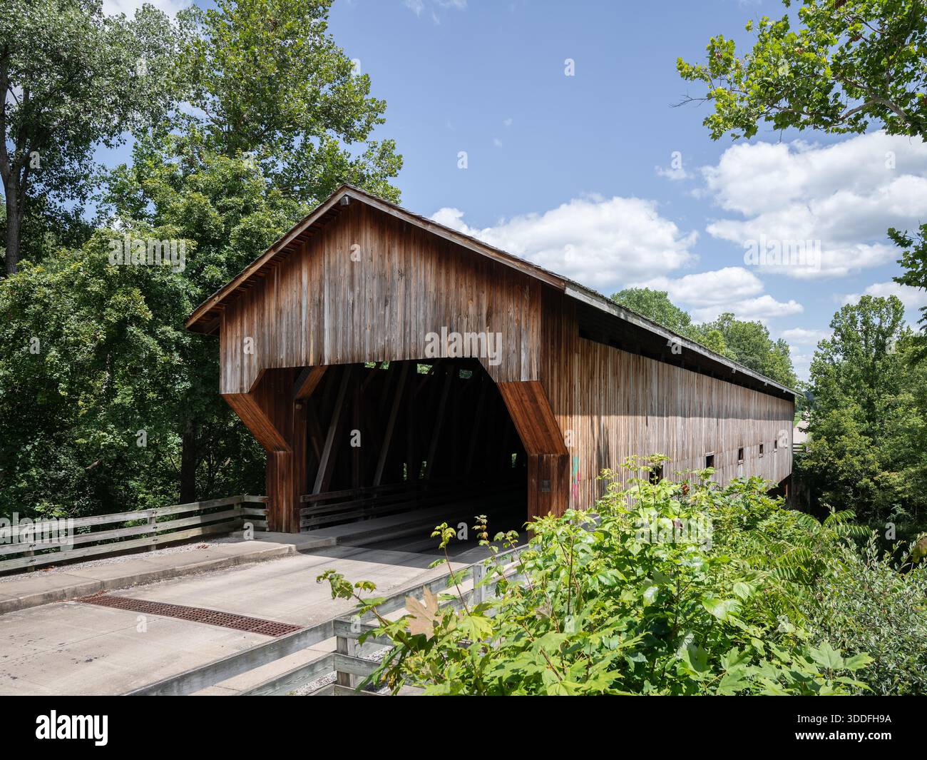 Covered bridge hi-res stock photography and images - Alamy
