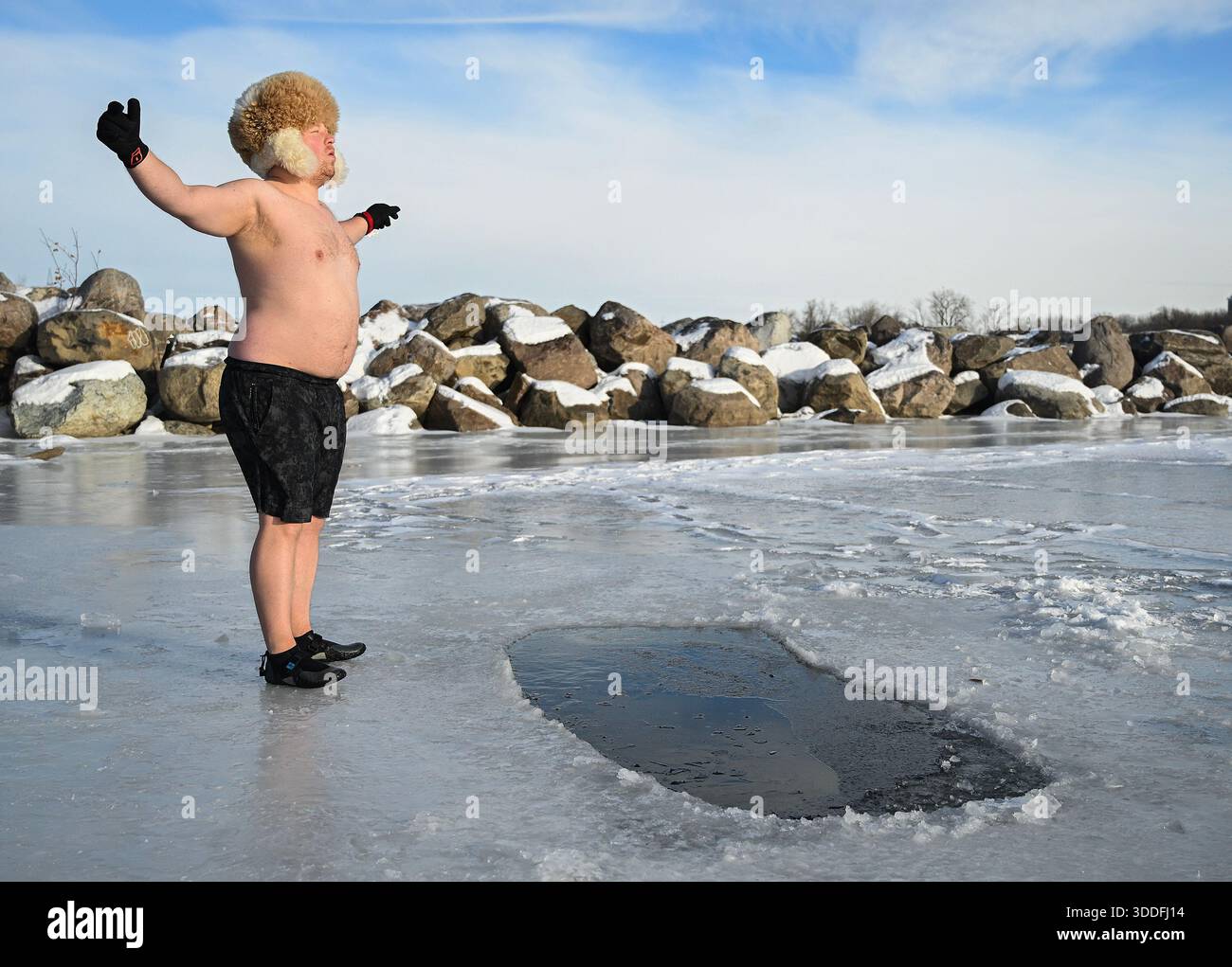 Mark Nikiforov warms up ahead of a polar plunge in the St. Lawrence ...