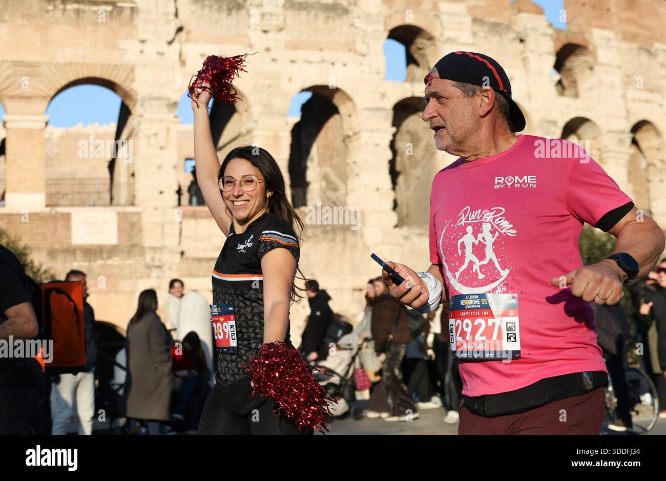 (260101) -- ROME, Jan. 1, 2026 (Xinhua) -- People run past the ...