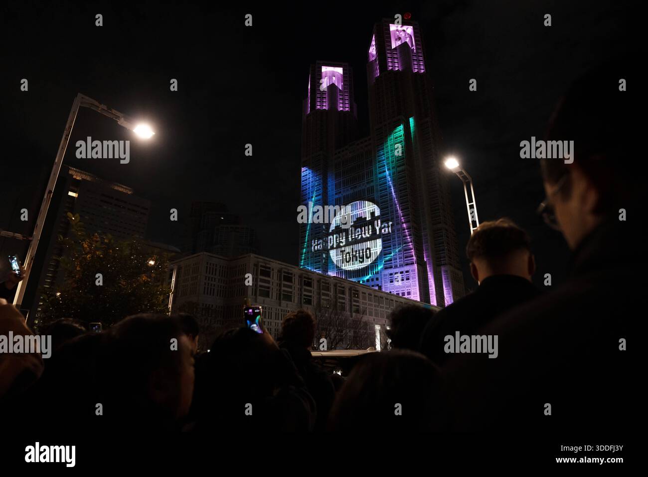 (260101) -- TOKYO, Jan. 1, 2026 (Xinhua) -- People take part in a New ...