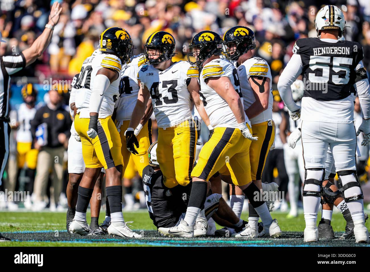 TAMPA, FL - DECEMBER 31: Iowa Hawkeyes linebacker Karson Sharar (43 ...