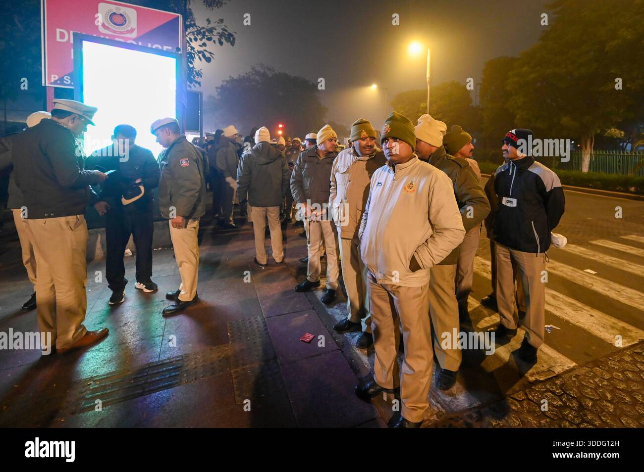 NEW DELHI, INDIA - DECEMBER 31: Delhi Police personnel barricade ...