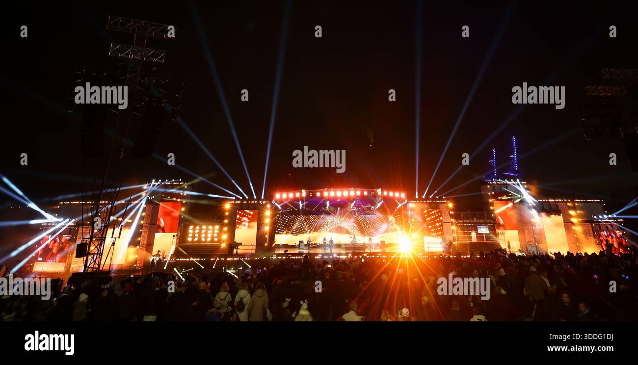 31 December 2025, Hamburg: Singer Johannes Oerding sings on the ...