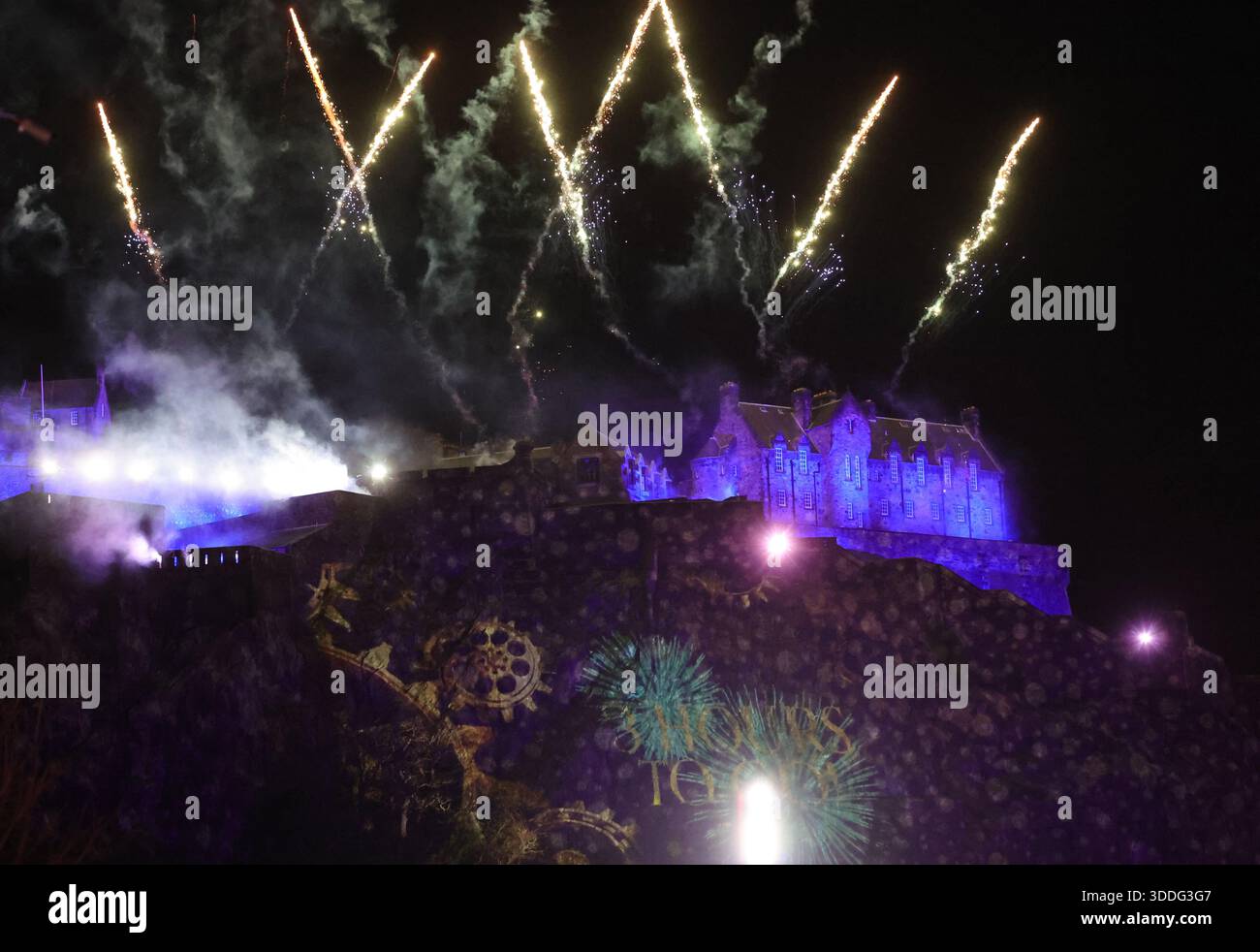 Fireworks over Edinburgh Castle during the Hogmanay New Year ...